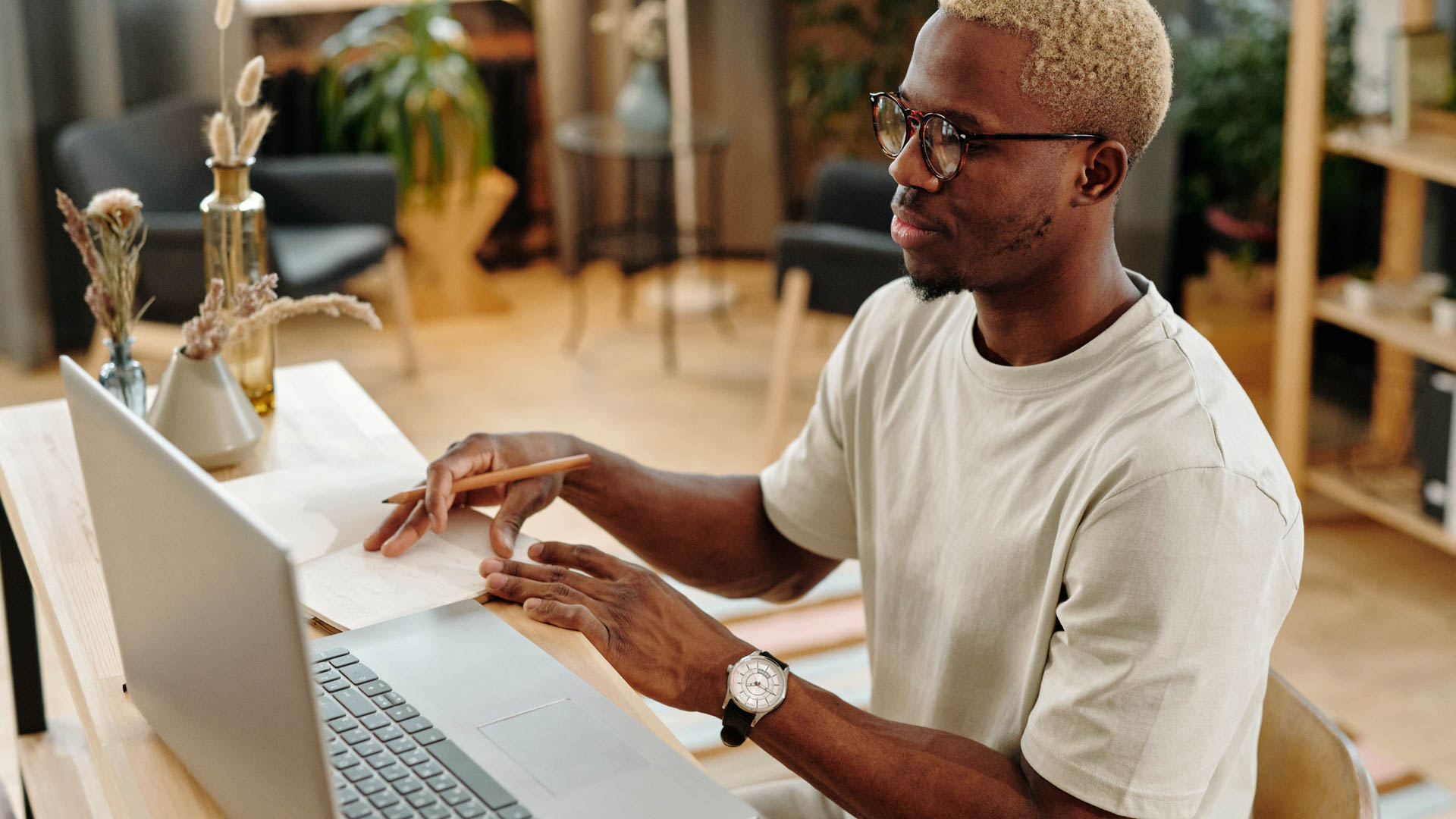 How to Properly Describe Yourself on a Resume in 2024 - ResumeHead